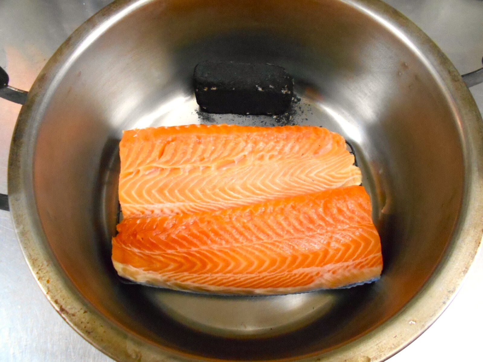 スモークサーモン: 厨房の中から外から